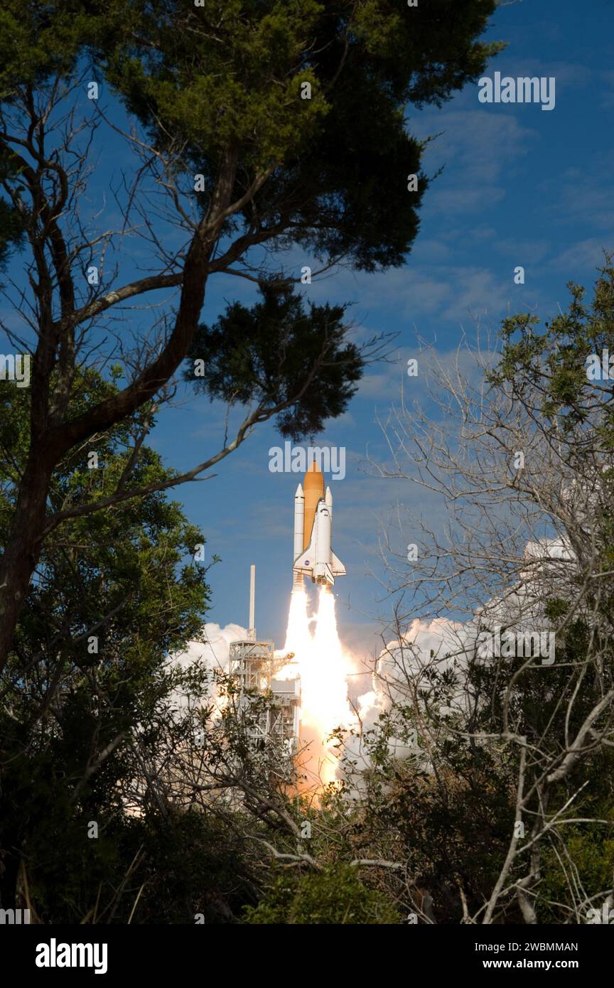 Sts 129 astronauts hi-res stock photography and images - Alamy