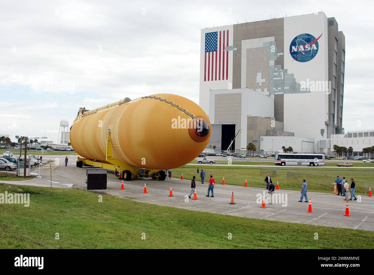 KSC workers move External Tank 118 from the Vehicle Assembly Building ...