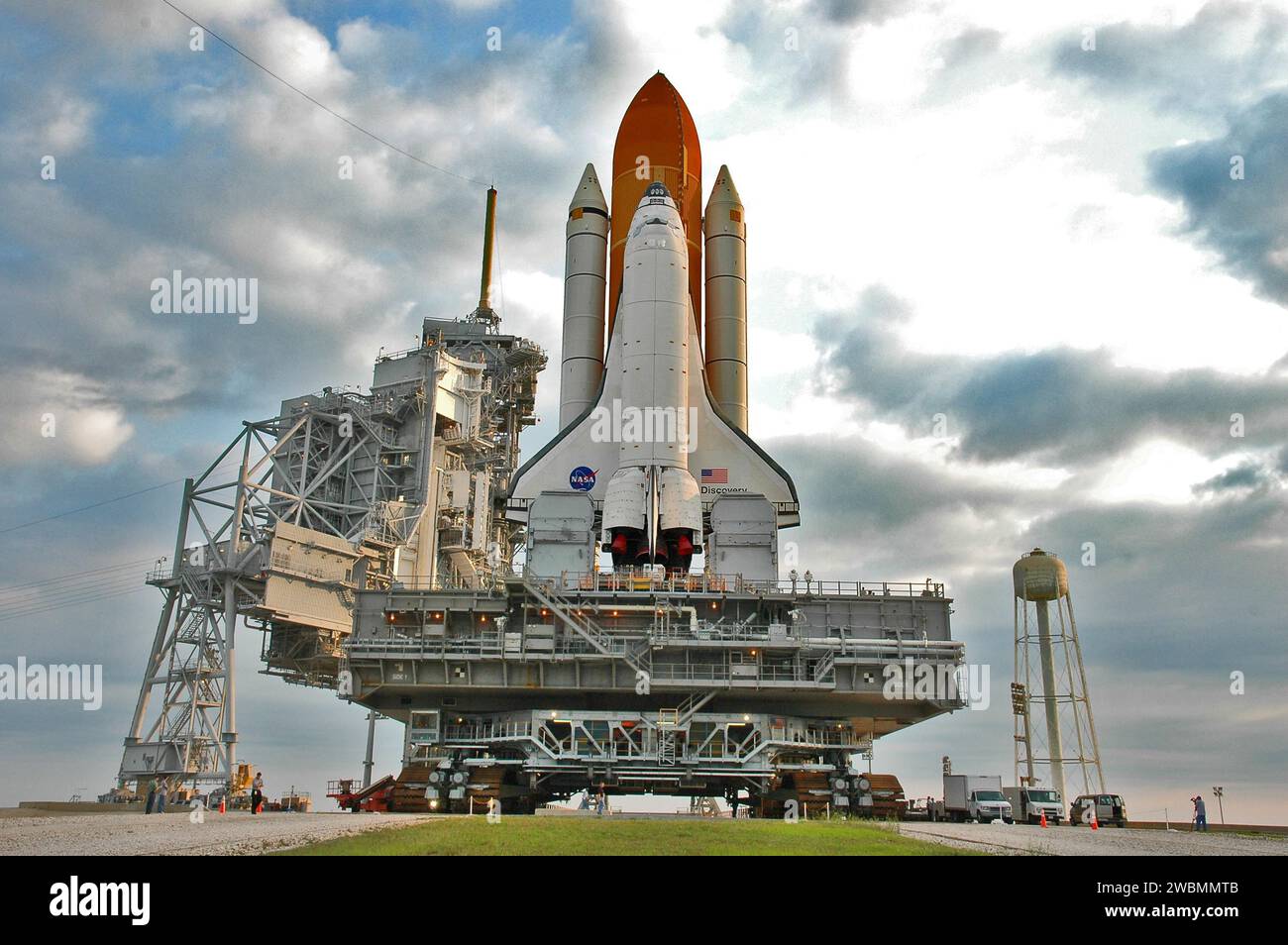 KENNEDY SPACE CENTER, FLA. - Under post-dawn cloudy skies, Space ...