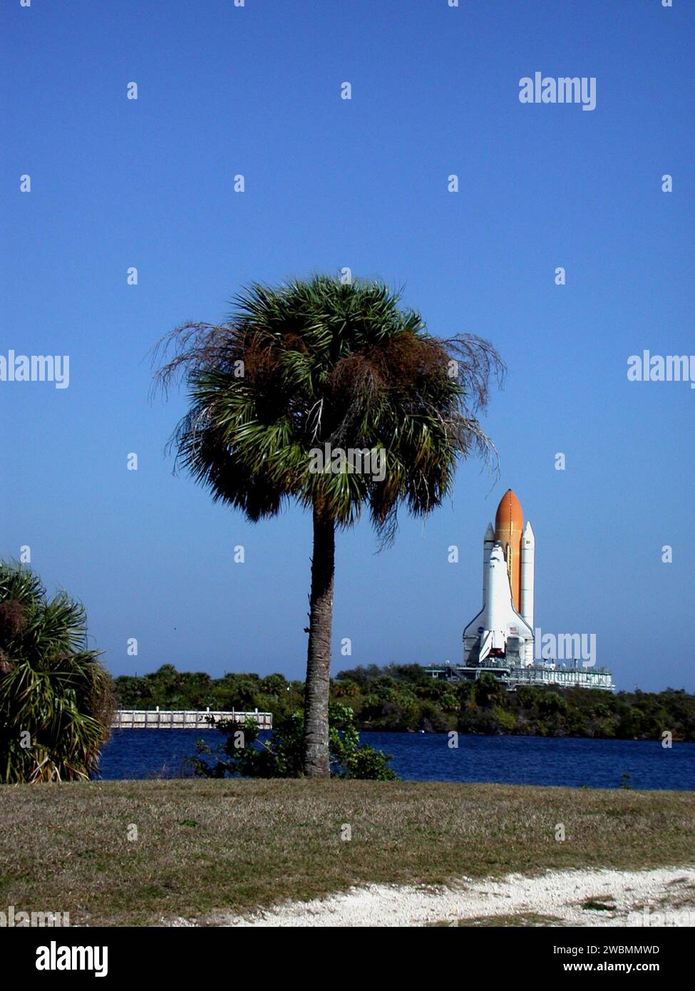 Space shuttle with trees hi-res stock photography and images - Alamy