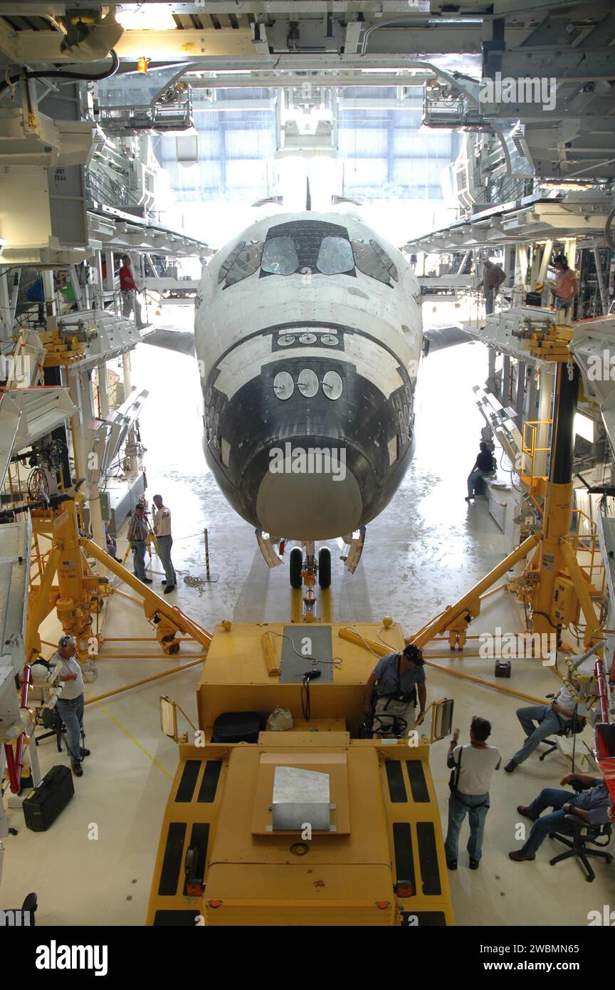 KENNEDY SPACE CENTER, FLA. -In NASA Kennedy Space Center’s Orbiter Processing Facility bay 1 ...