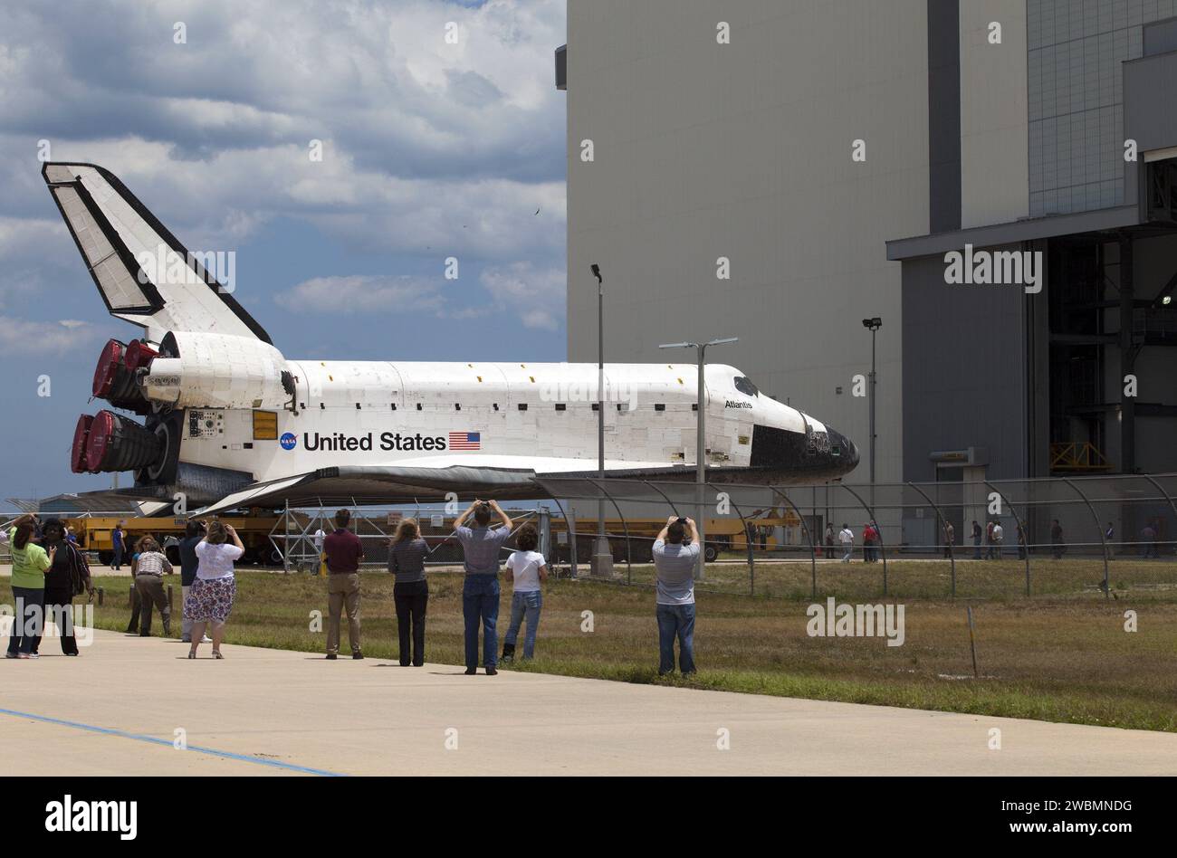 CAPE CANAVERAL, Fla. -- Kennedy workers snap photos of shuttle Atlantis ...