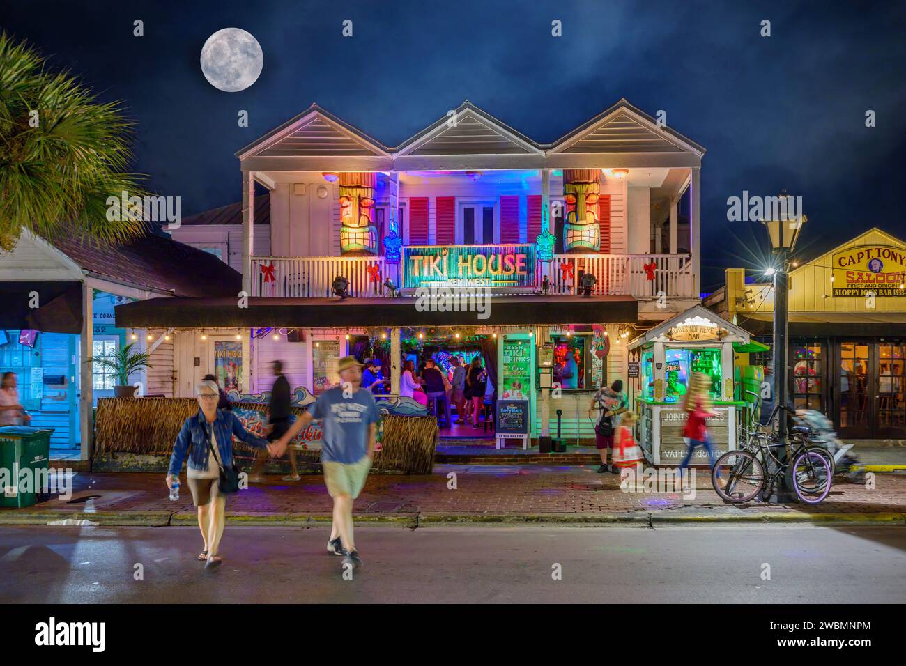 Tiki house hi-res stock photography and images - Alamy