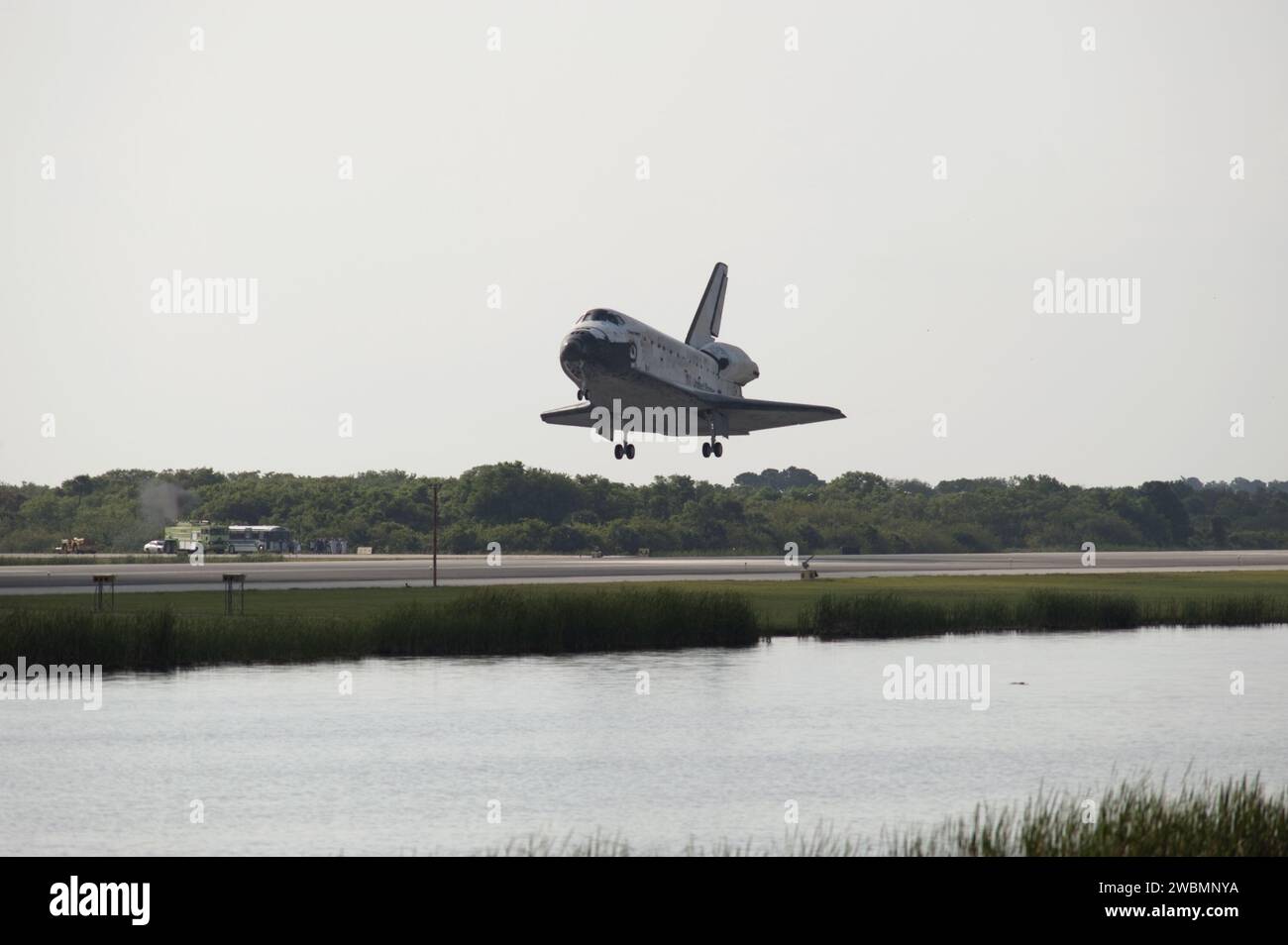 CAPE CANAVERAL, Fla. - Space shuttle Discovery lands on Runway 33 at ...