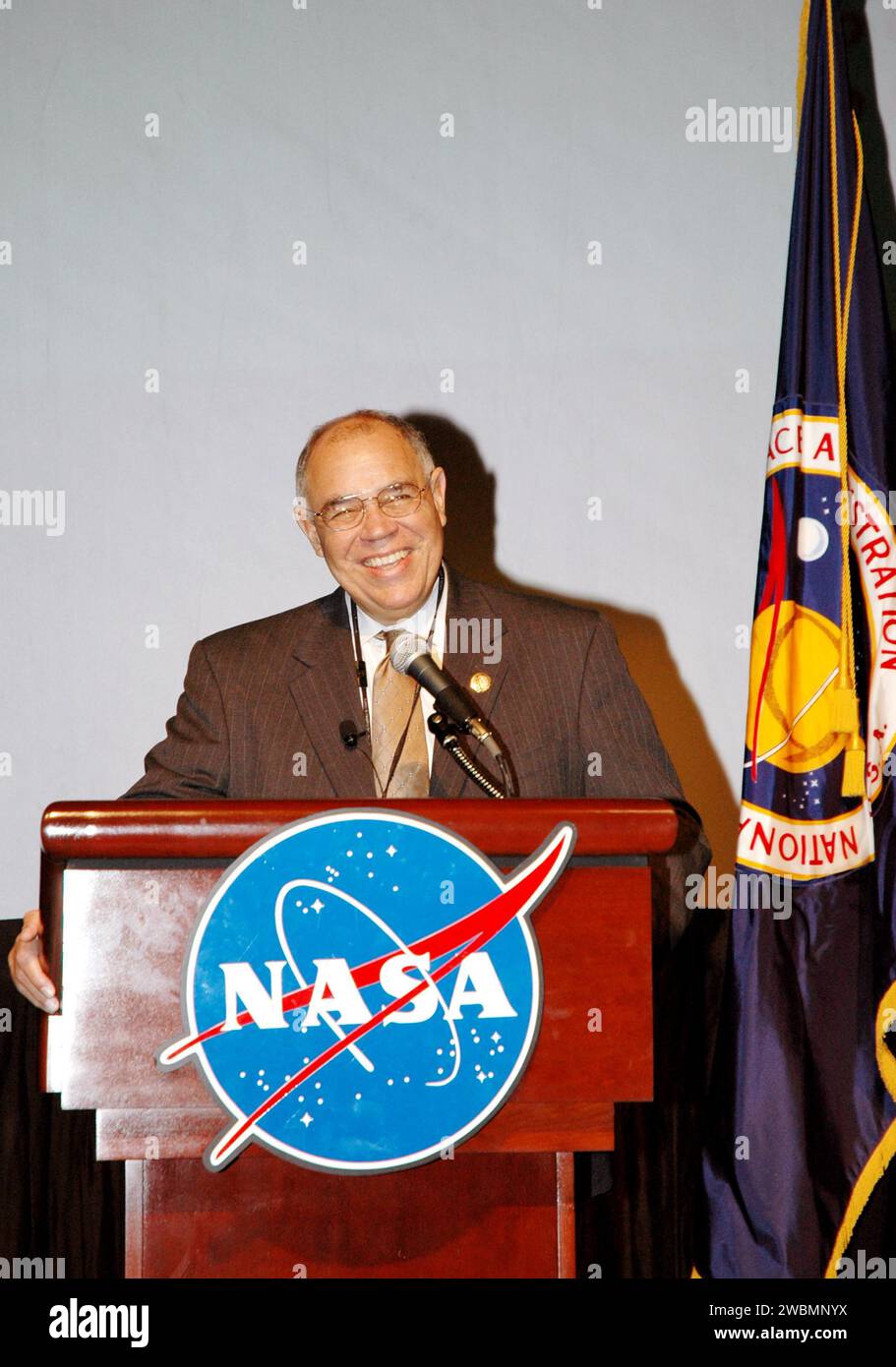 KENNEDY SPACE CENTER, FLA. - NASA Deputy Administrator Fred Gregory ...