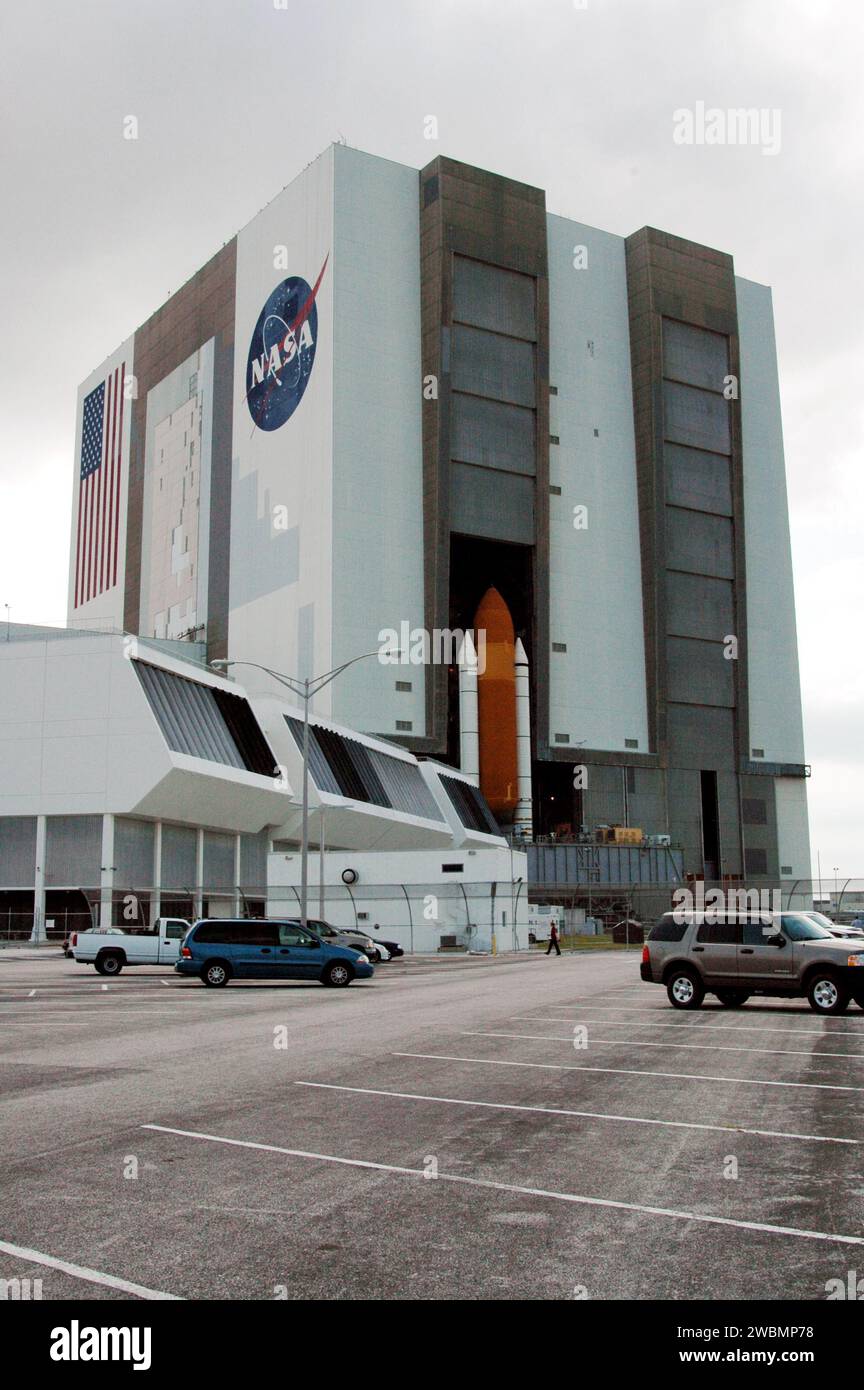 KENNEDY SPACE CENTER, FLA. - Space Shuttle Discovery, atop a Mobile ...