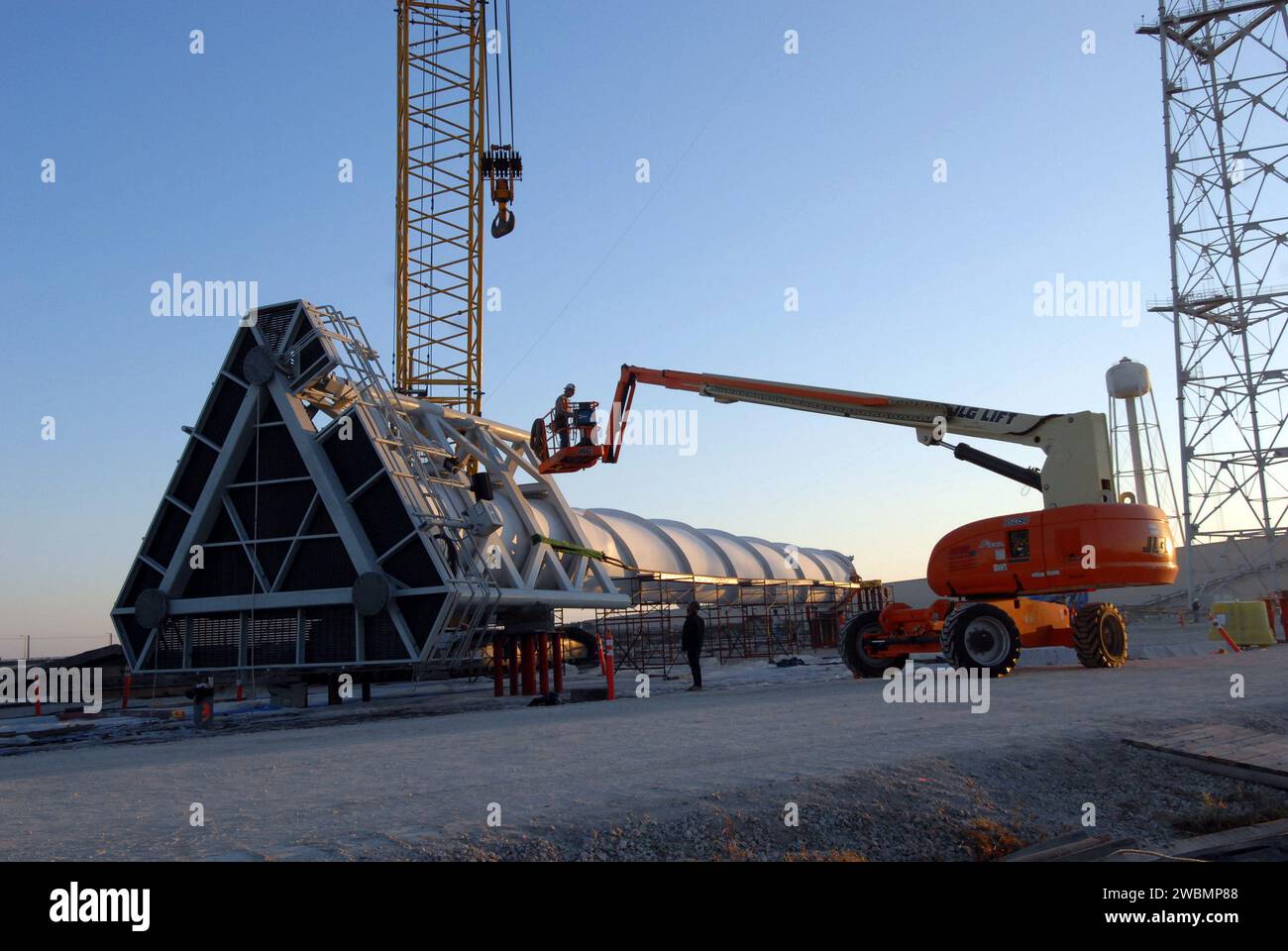 CAPE CANAVERAL, Fla. – Construction of the towers on Launch Pad 39B at ...