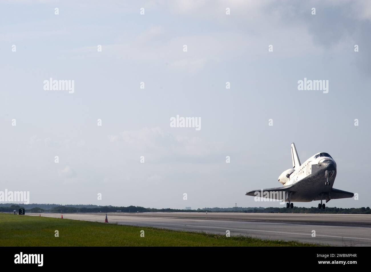 CAPE CANAVERAL, Fla. - Space shuttle Discovery nears touchdown on ...