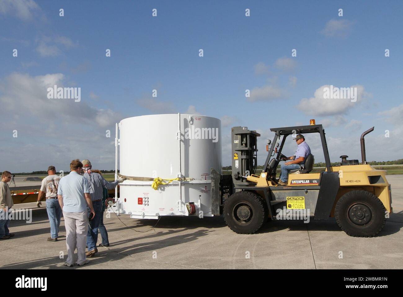 Applied physics laboratory technicians hi-res stock photography and ...