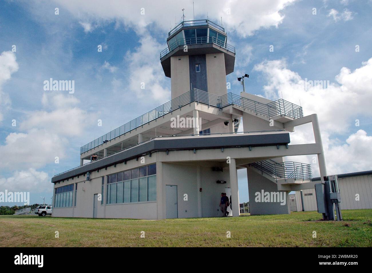 KENNEDY SPACE CENTER, FLA. - At the Shuttle Landing Facility on NASA’s ...