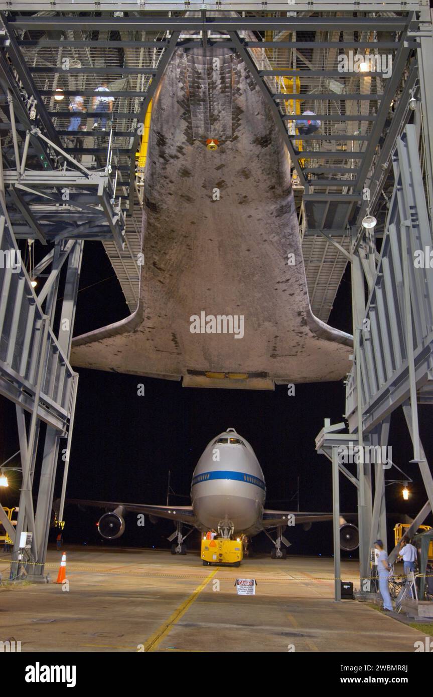KENNEDY SPACE CENTER, FLA. - In the early morning hours at NASA Kennedy ...