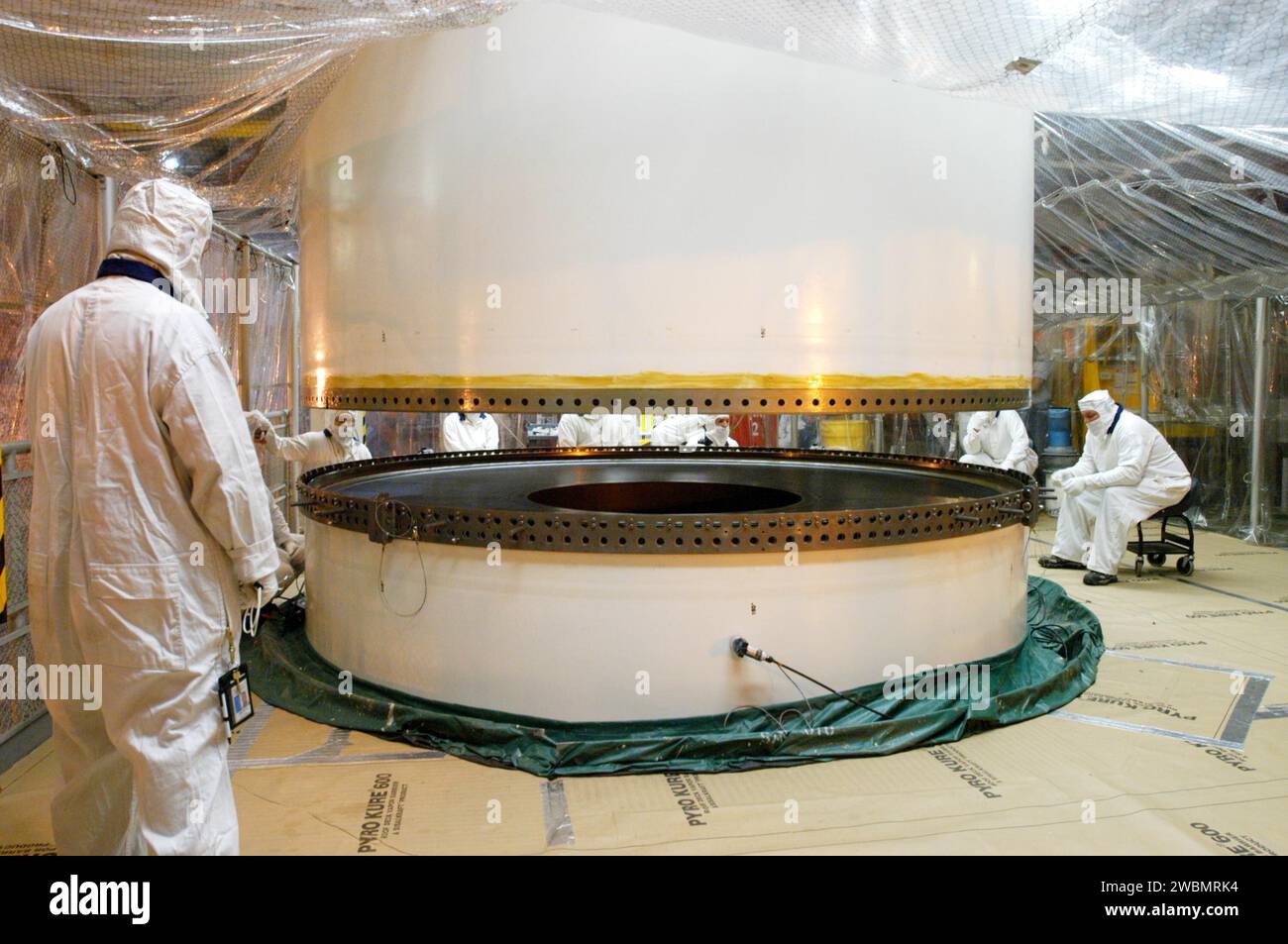 KENNEDY SPACE CENTER, FLA. - In a Vehicle Assembly Building (VAB) high ...