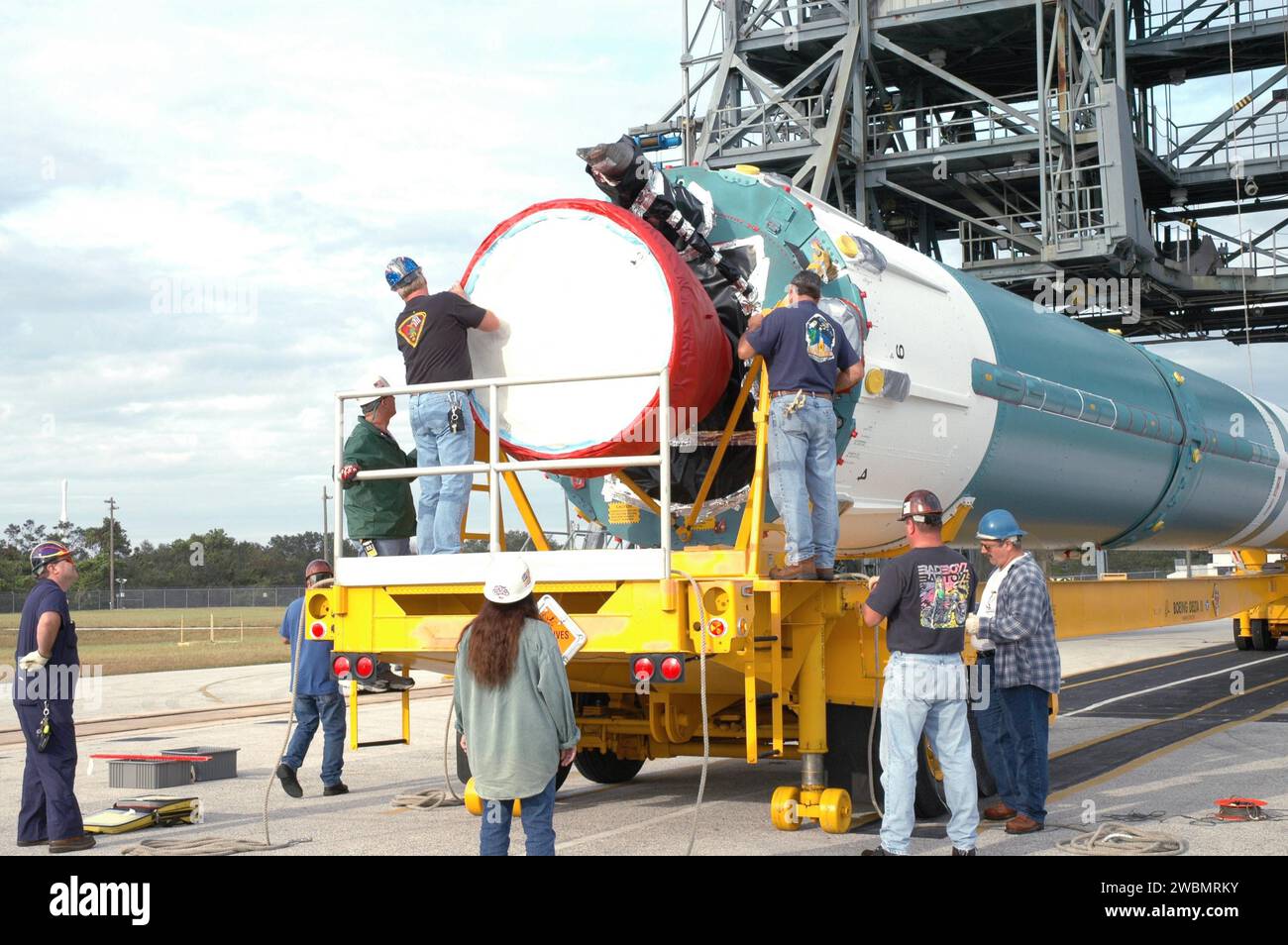 KENNEDY SPACE CENTER, FLA. - Workers at Launch Pad 17-B on Cape ...
