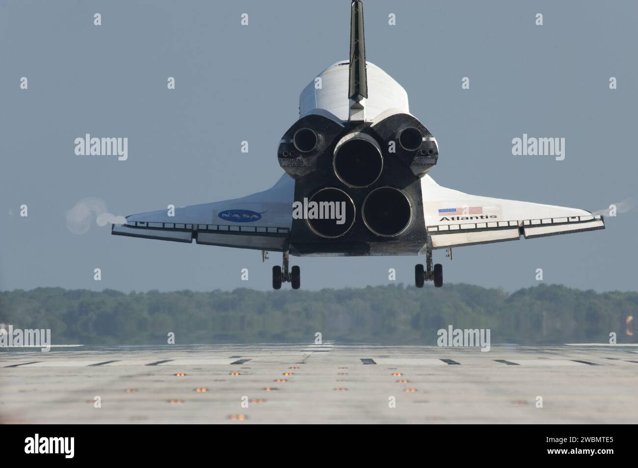 CAPE CANAVERAL, Fla. - Space shuttle Atlantis nears touchdown on Runway ...