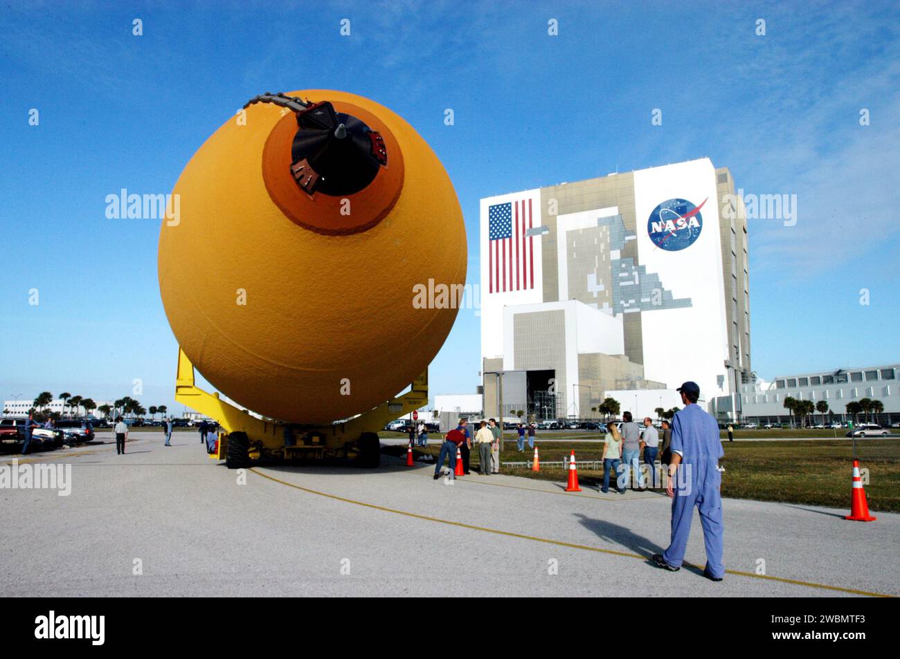 KENNEDY SPACE CENTER, FLA. - The newly redesigned External Tank slowly ...