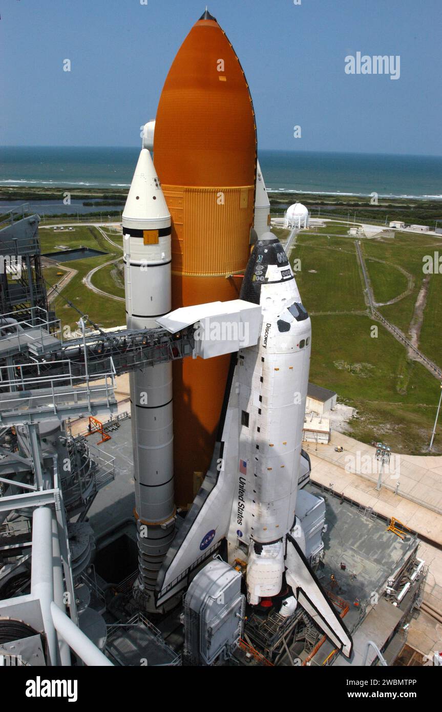 KENNEDY SPACE CENTER, FLA. - On Launch Pad 39B, Space Shuttle Discovery ...