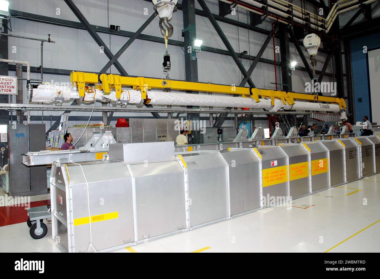 KENNEDY SPACE CENTER, FLA. - In the Orbiter Processing Facility, an ...