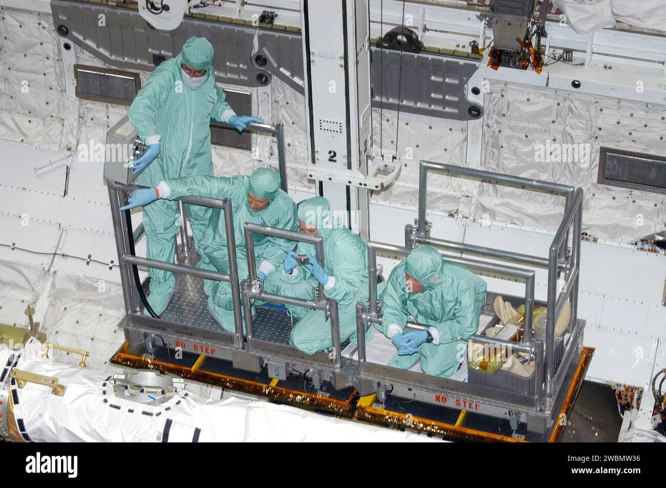 KENNEDY SPACE CENTER, FLA. - In Orbiter Processing Facility bay 1 ...