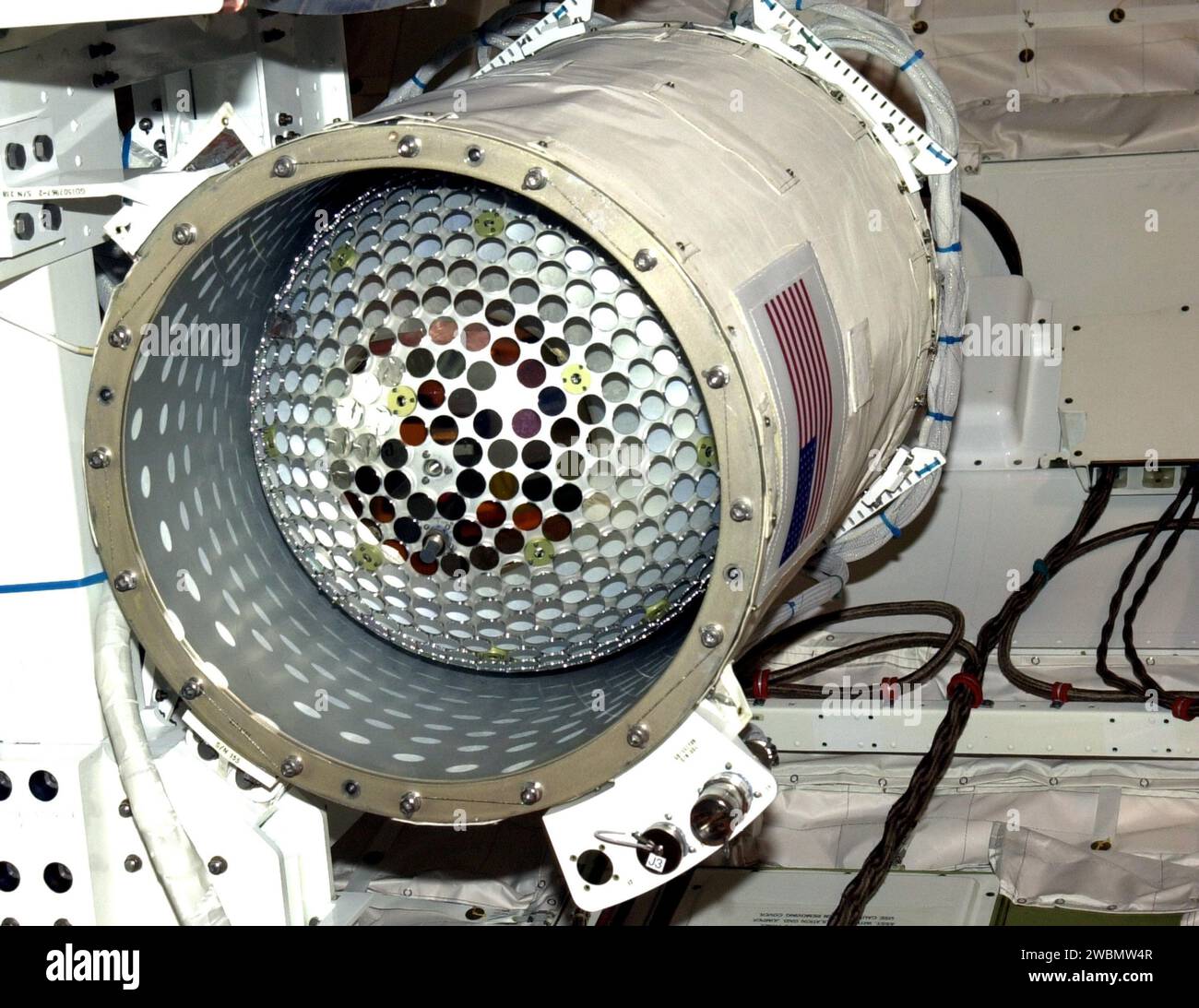 Technician inspects Starshine-2 mirrors in Endeavour’s payload bay for ...