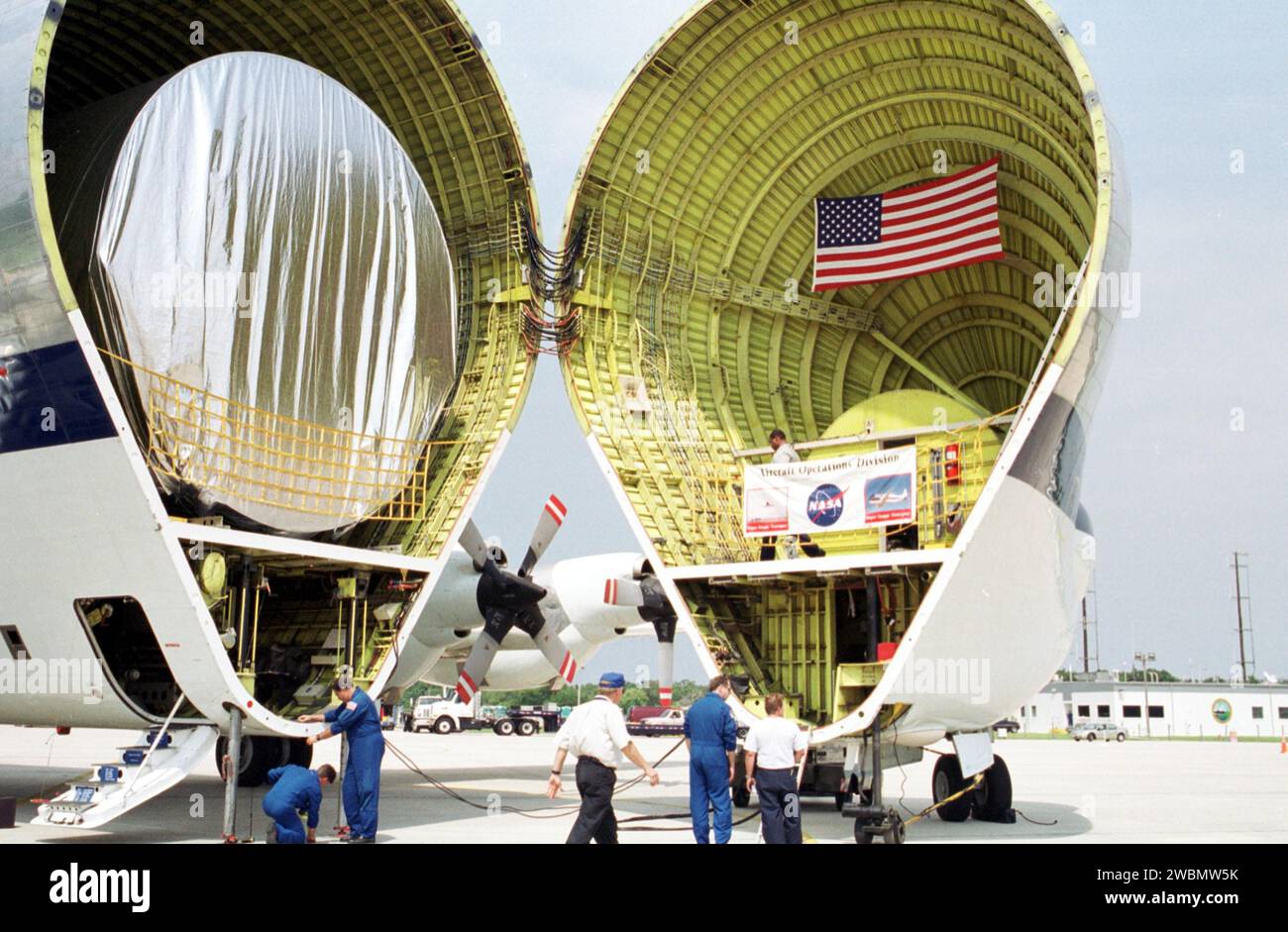 KENNEDY SPACE CENTER, Fla. -- At the KSC Shuttle Landing Facility, the ...