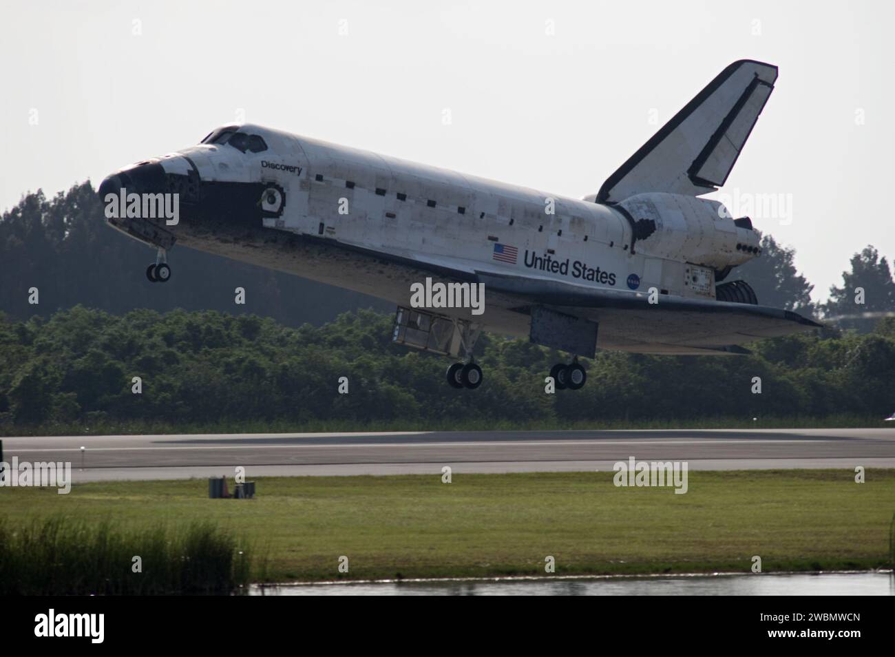 CAPE CANAVERAL, Fla. - Space shuttle Discovery lands on Runway 33 at ...