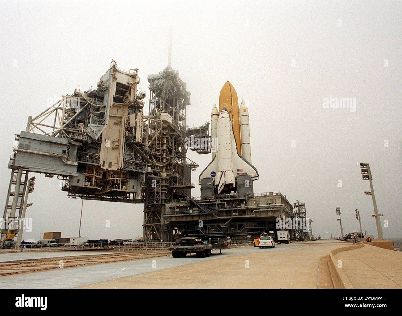 KENNEDY SPACE CENTER, Fla. -- Space Shuttle Discovery sits on Launch ...