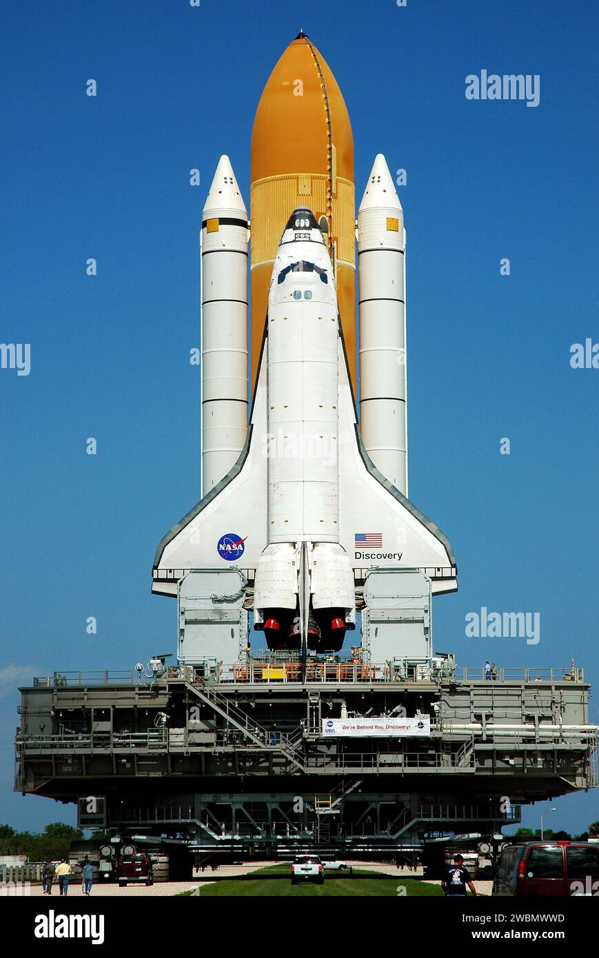 KENNEDY SPACE CENTER, FLA. -- Space Shuttle Discovery, atop a Mobile ...