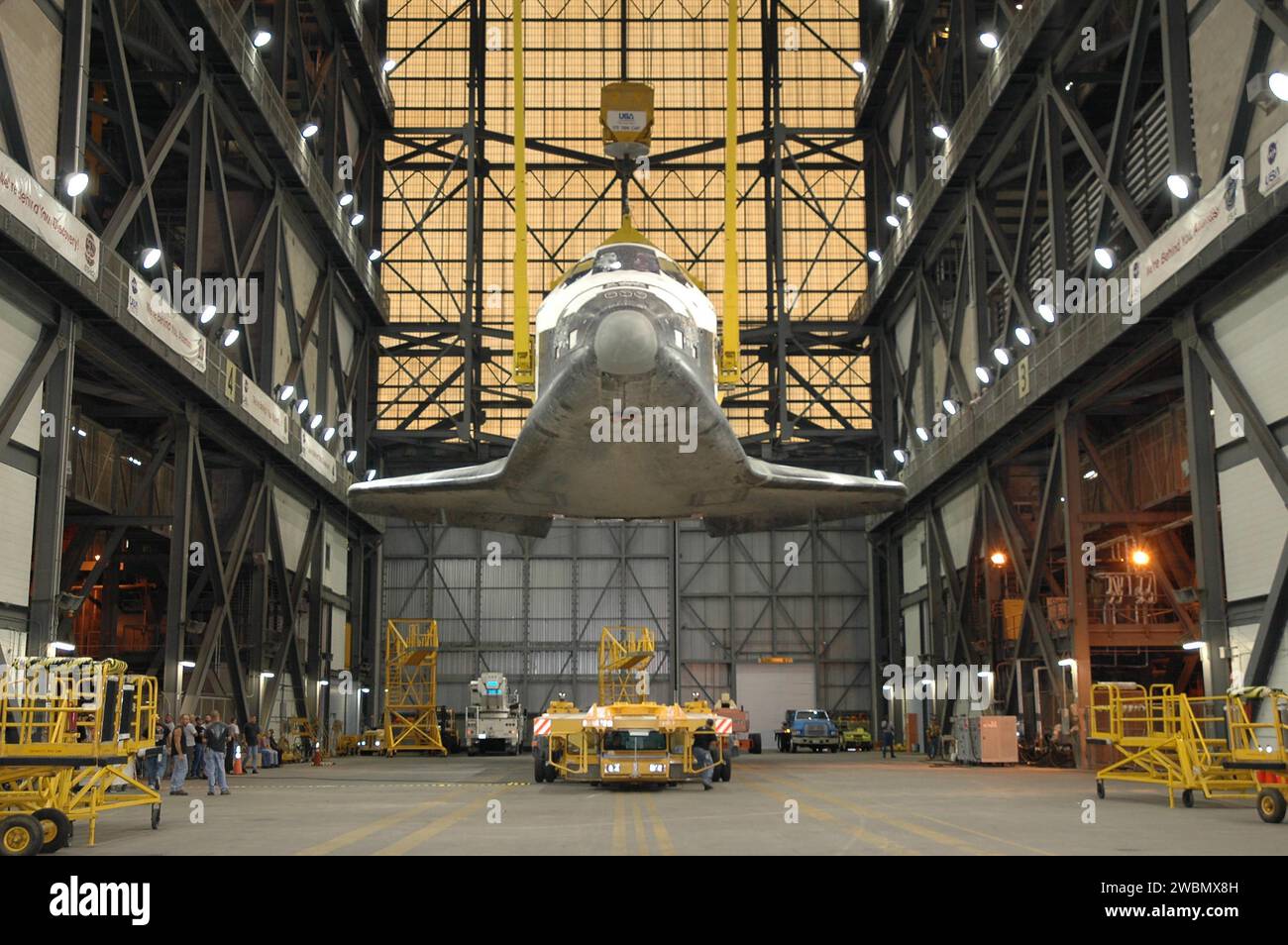 KENNEDY SPACE CENTER, FLA. - In the transfer aisle of the Vehicle ...