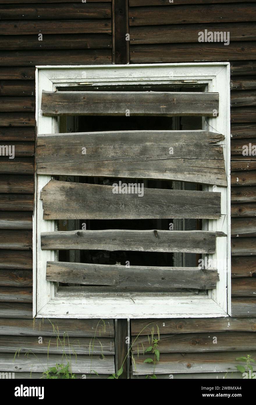 Boarding up windows hi-res stock photography and images - Alamy