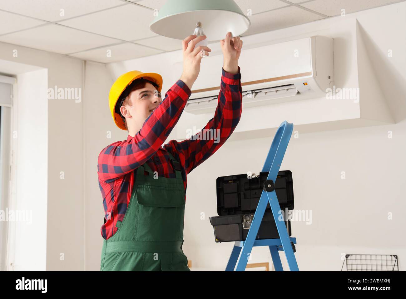 Male electrician on stepladder hi-res stock photography and images - Alamy