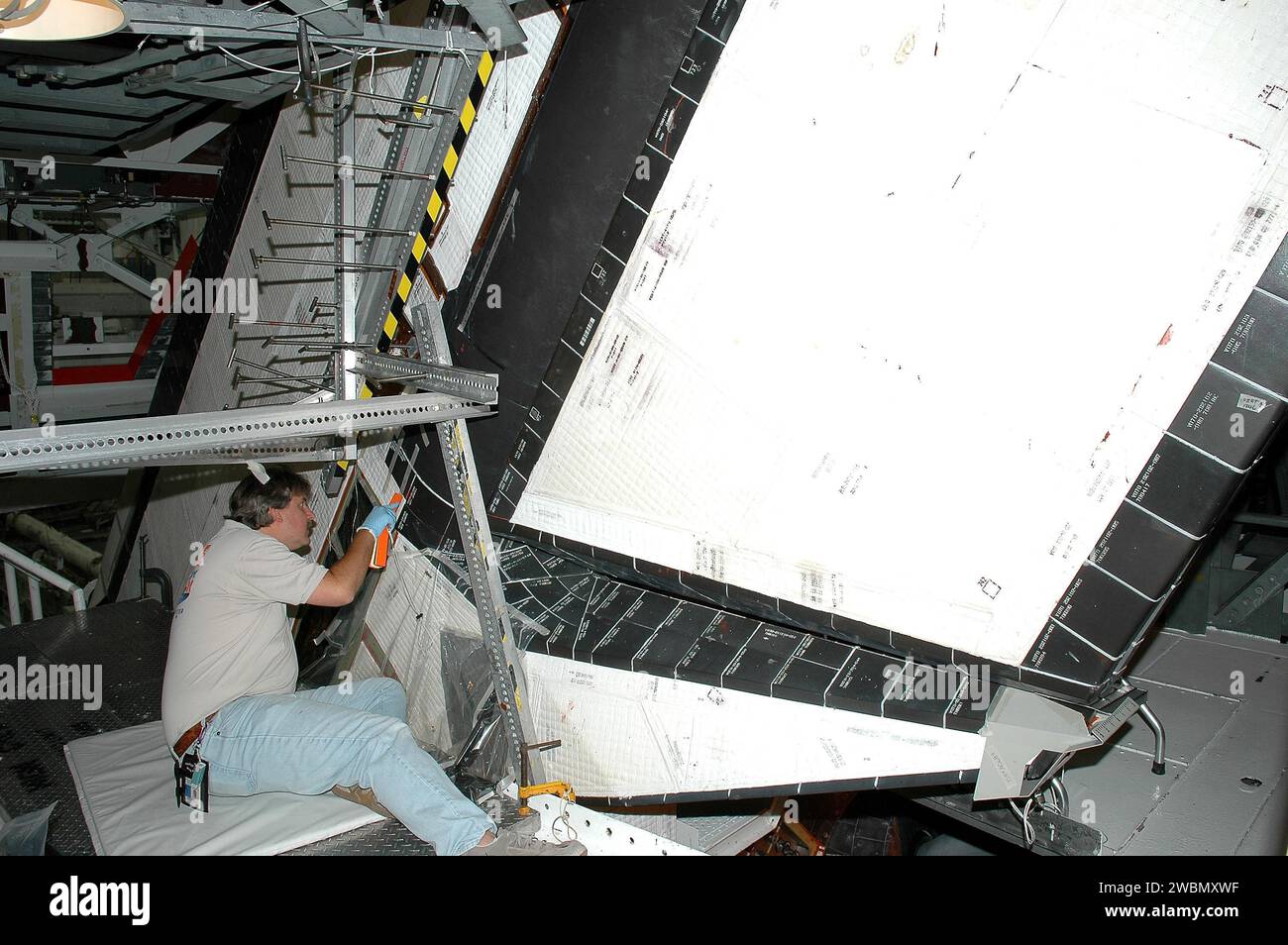 KENNEDY SPACE CENTER, FLA. - In the Orbiter Processing Facility at NASA ...
