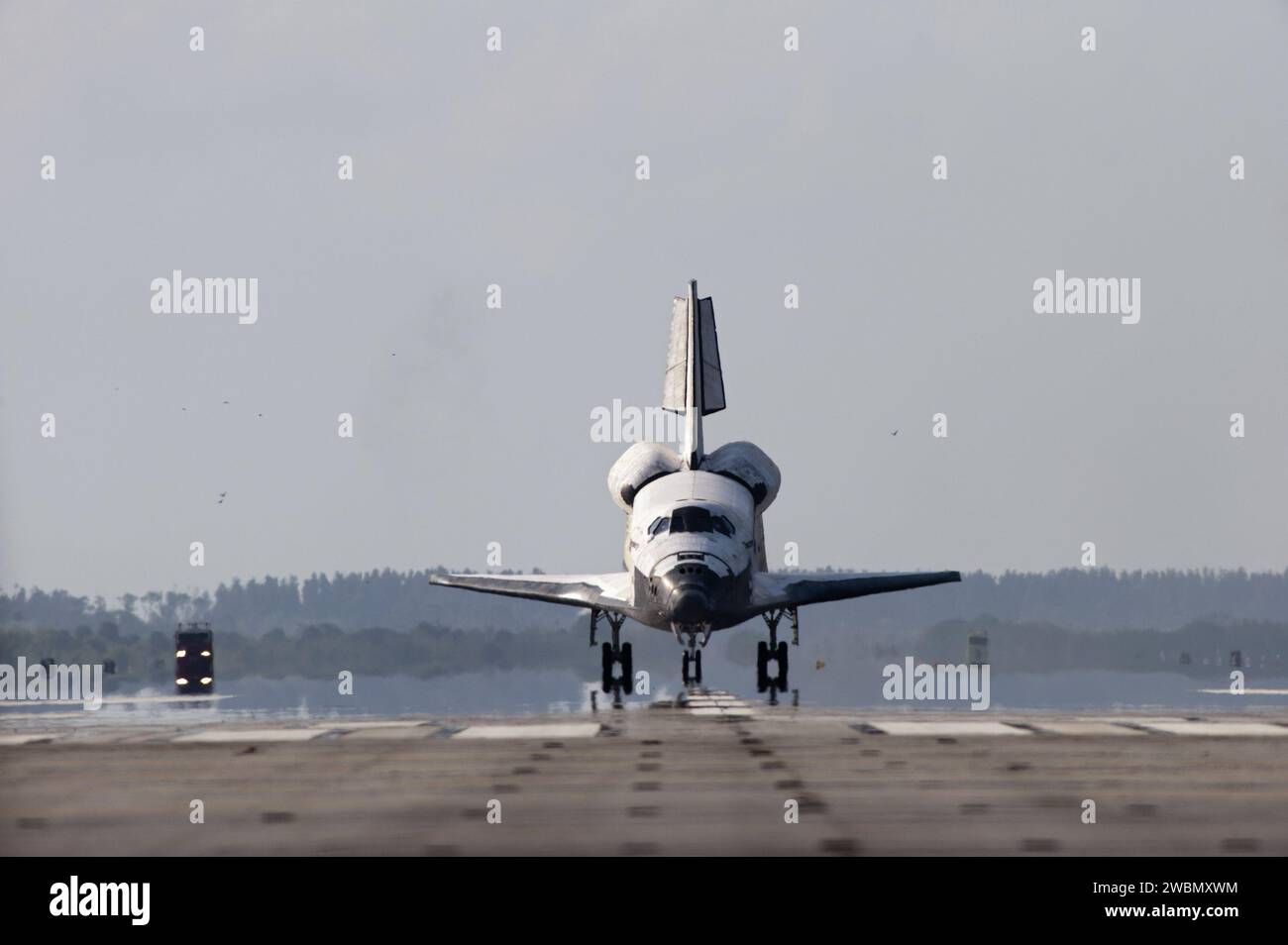 CAPE CANAVERAL, Fla. - Space shuttle Discovery lands on Runway 33 at ...