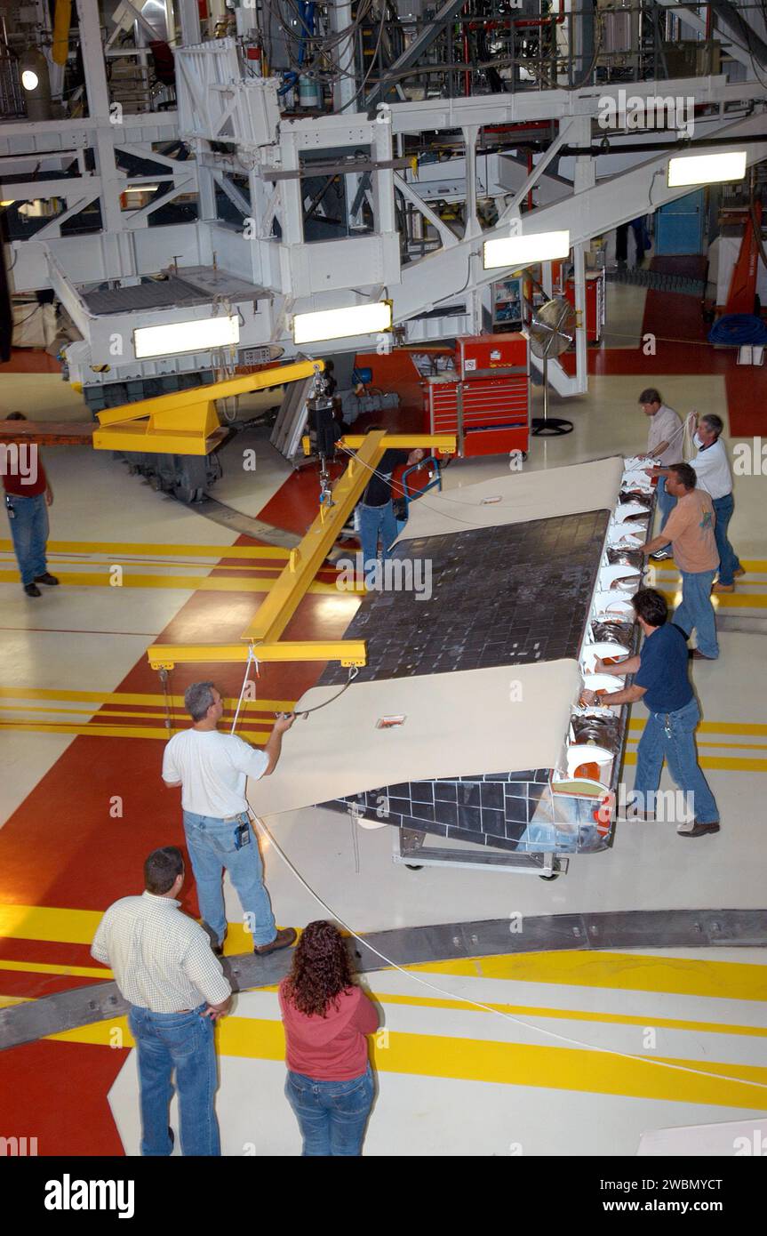 KENNEDY SPACE CENTER, FLA. - In the Orbiter Processing Facility ...