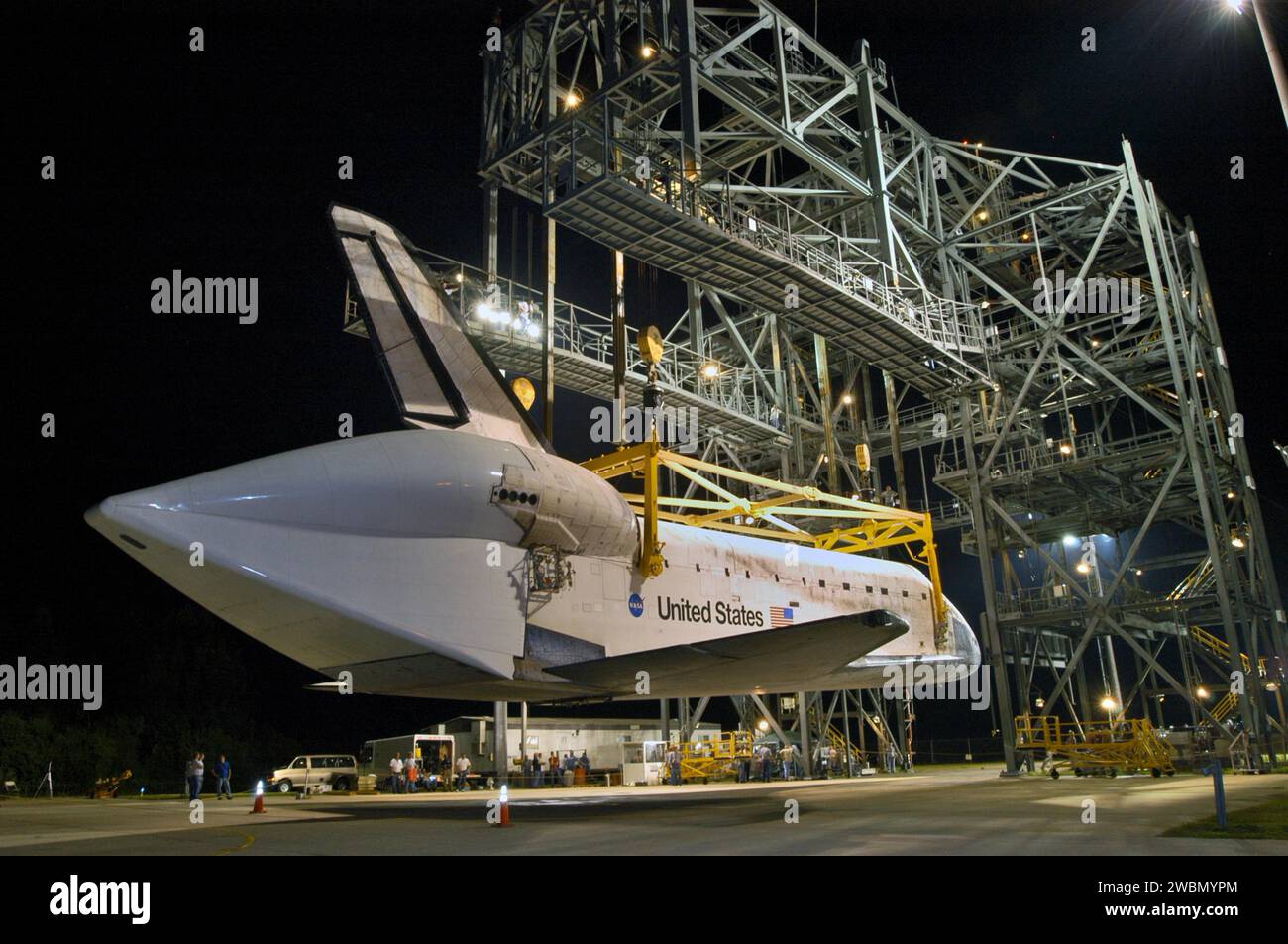 KENNEDY SPACE CENTER, FLA. - In the early morning hours at NASA Kennedy ...