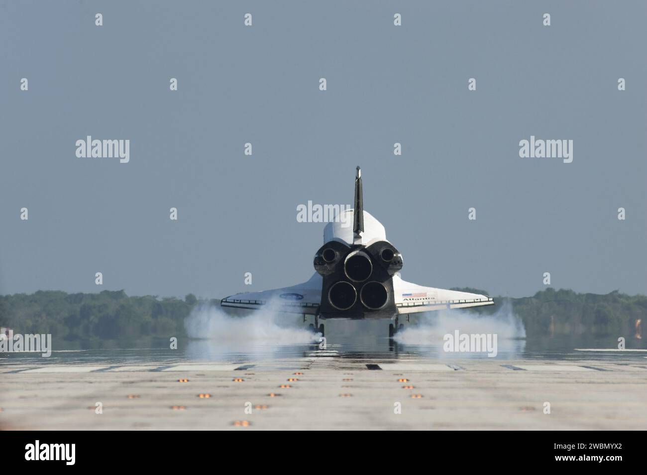 CAPE CANAVERAL, Fla. - Space shuttle Atlantis touches down on Runway 33 ...