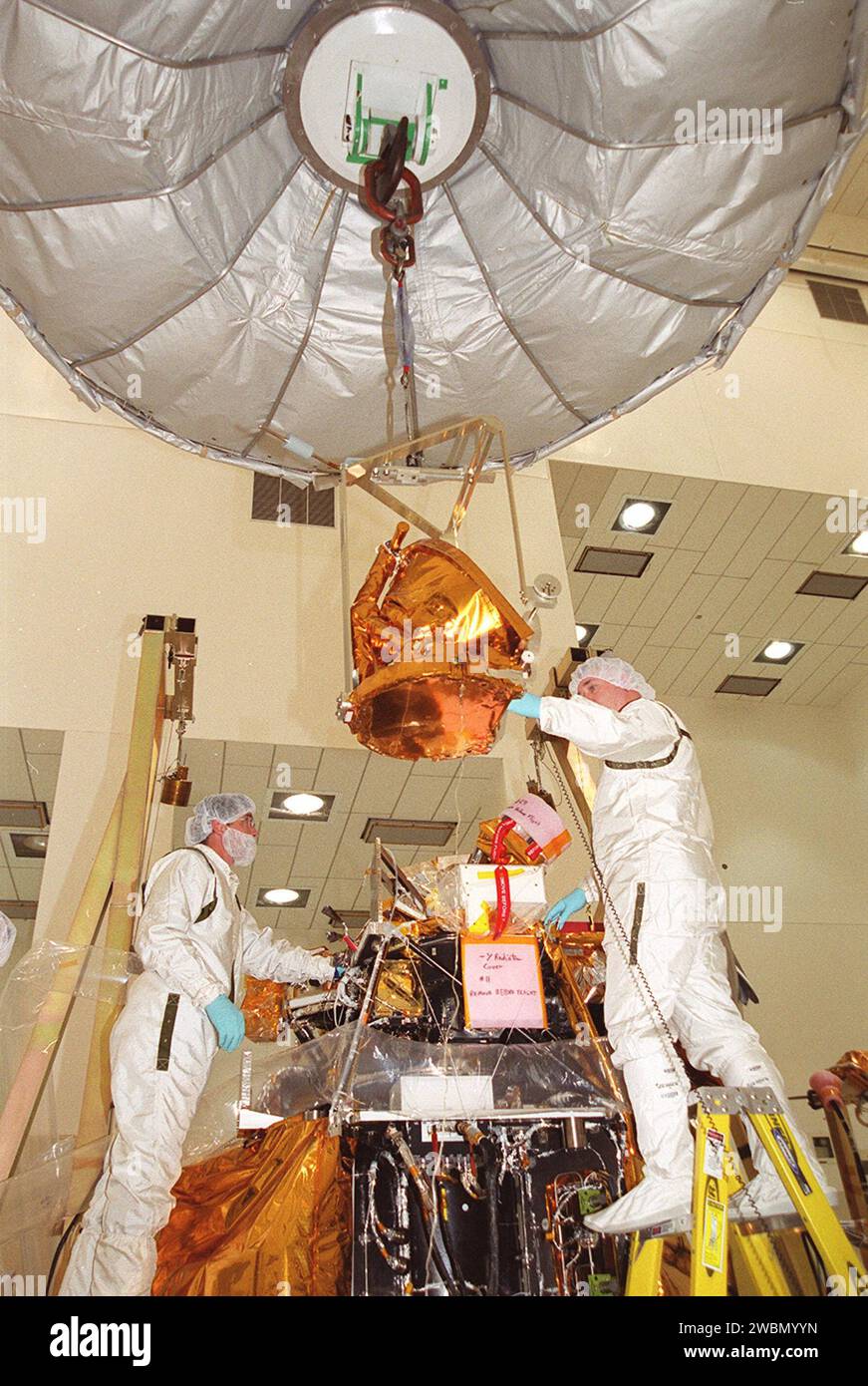 Technicians install the Gamma Ray Spectrometer on Mars Odyssey in SAEF ...