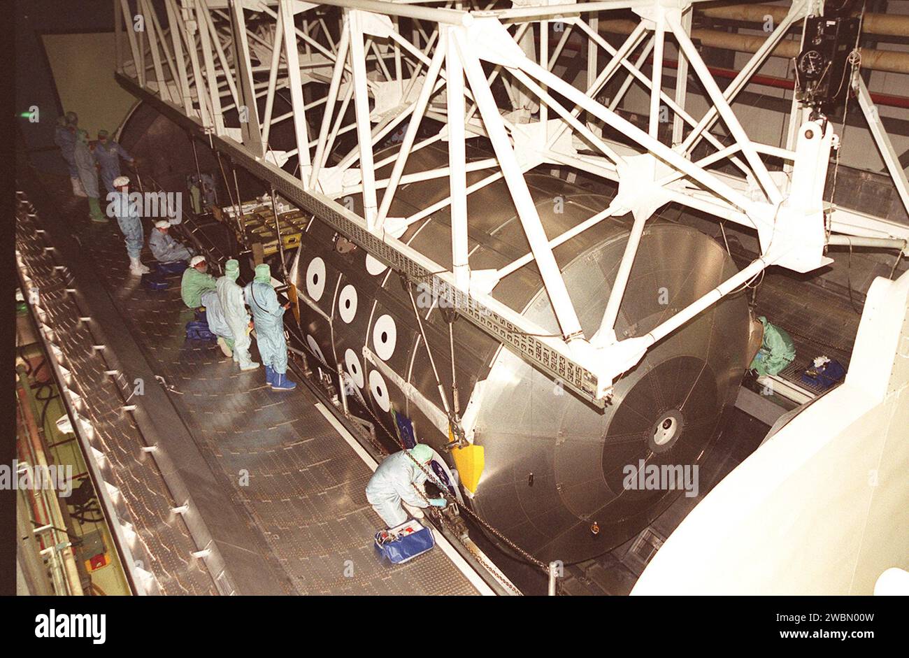 KENNEDY SPACE CENTER, FLA. -- Workers in the Orbiter Processing ...