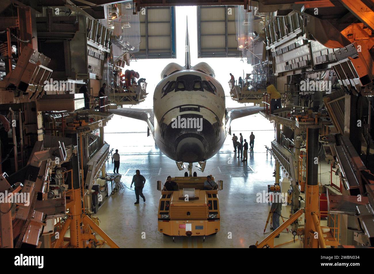 KENNEDY SPACE CENTER, FLA. - Discovery is rolled into the Orbiter ...
