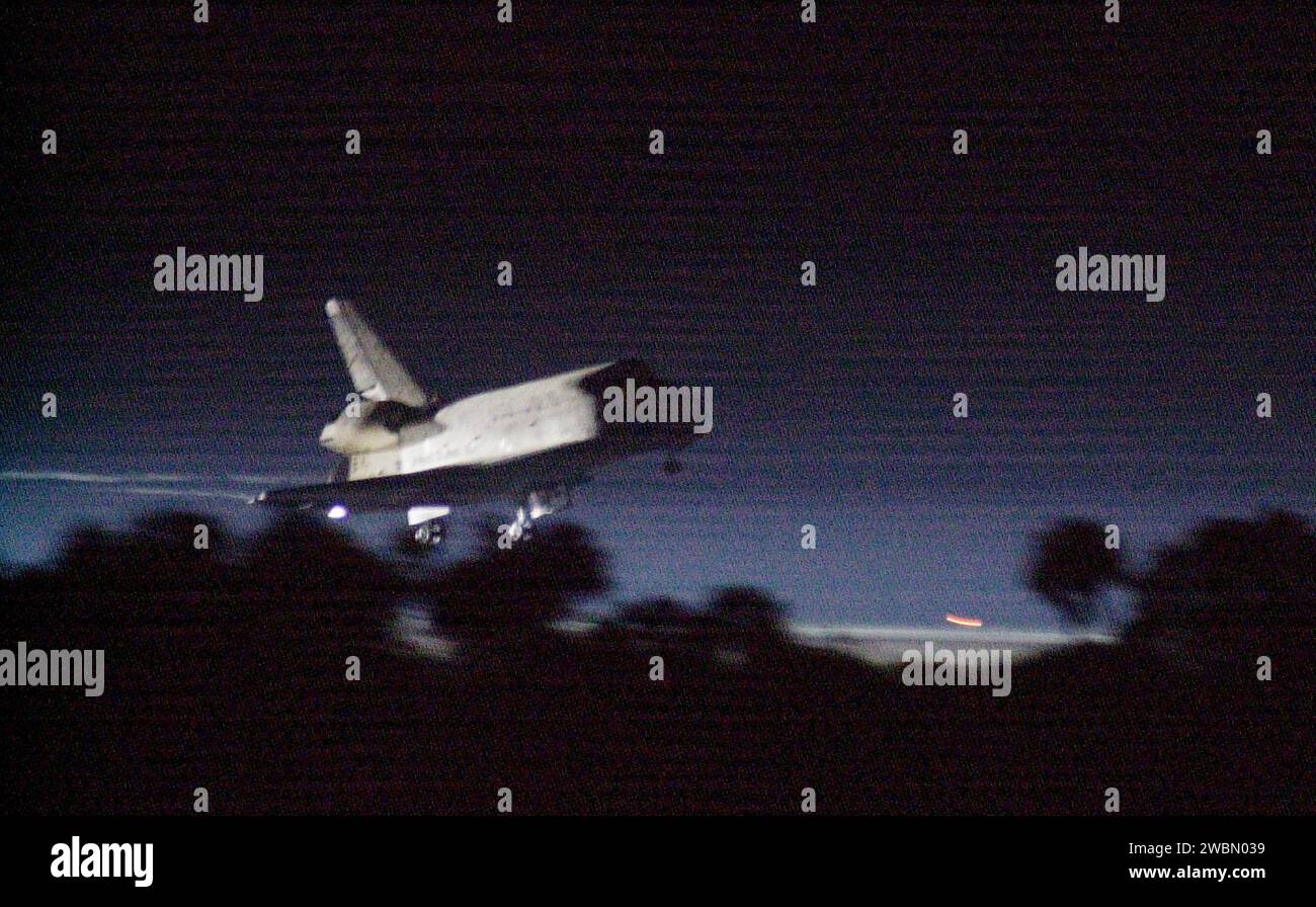 Space Shuttle Discovery lands on Runway 15 at KSC on March 21 ...