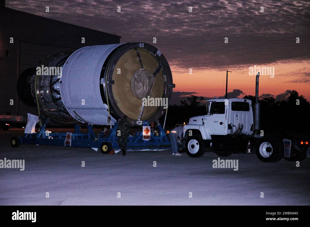 KENNEDY SPACE CENTER, FLA. - As dawn breaks, the Boeing Delta IV second ...