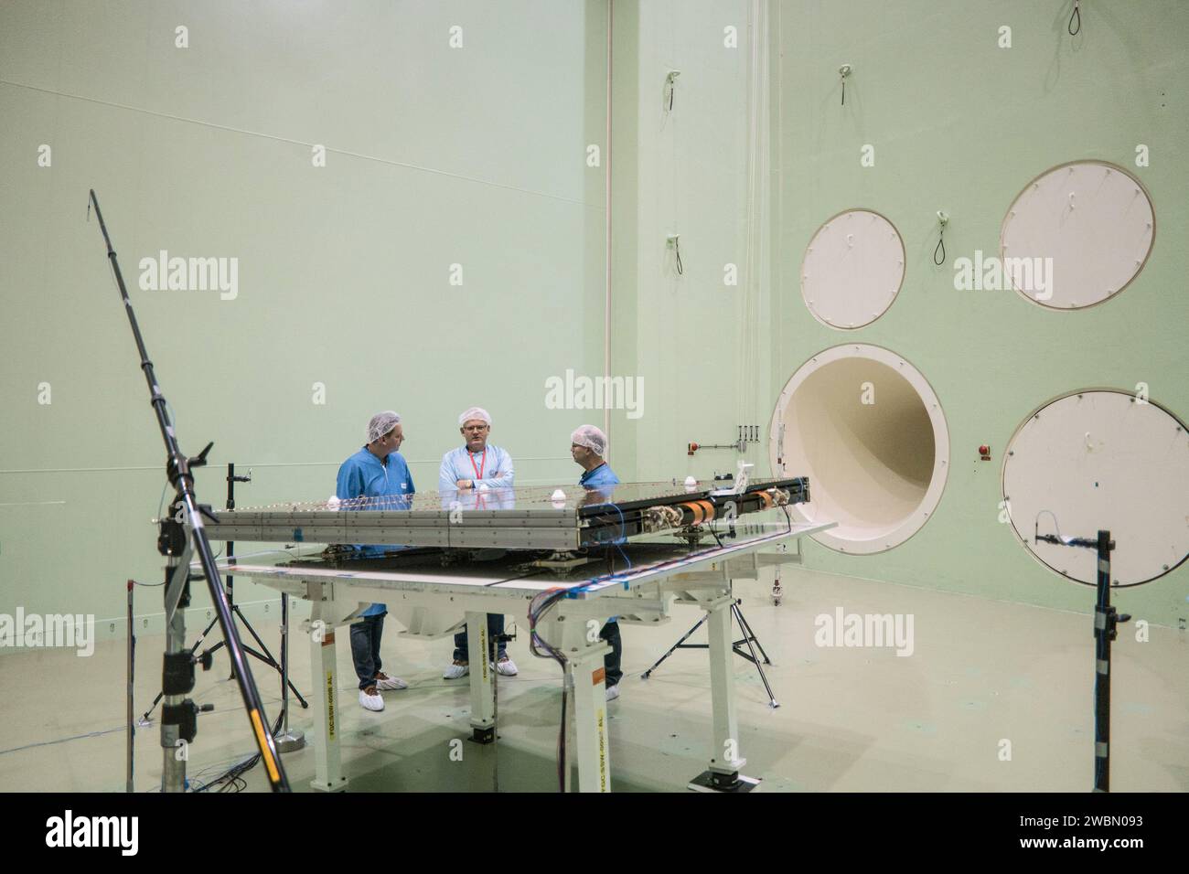 Vibration test table hi-res stock photography and images - Alamy