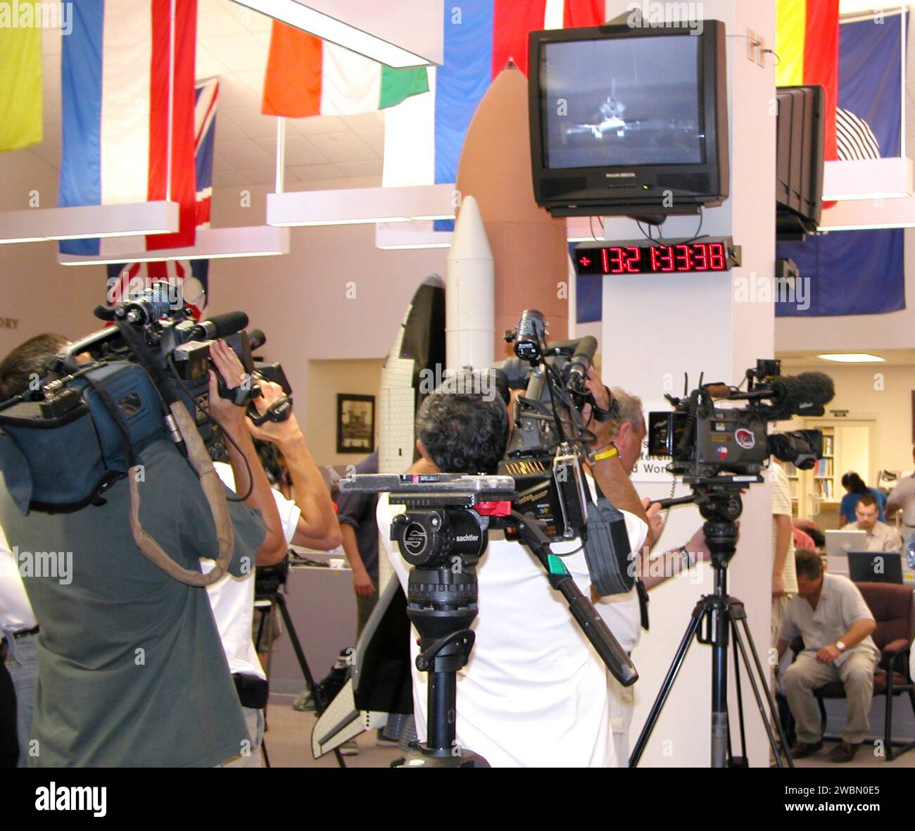 KENNEDY SPACE CENTER, FLA. - At the NASA News Center, the media turn ...