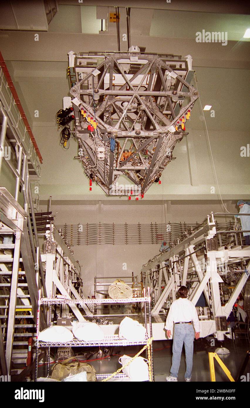 KENNEDY SPACE CENTER, FLA. -- In the Space Station Processing Facility ...