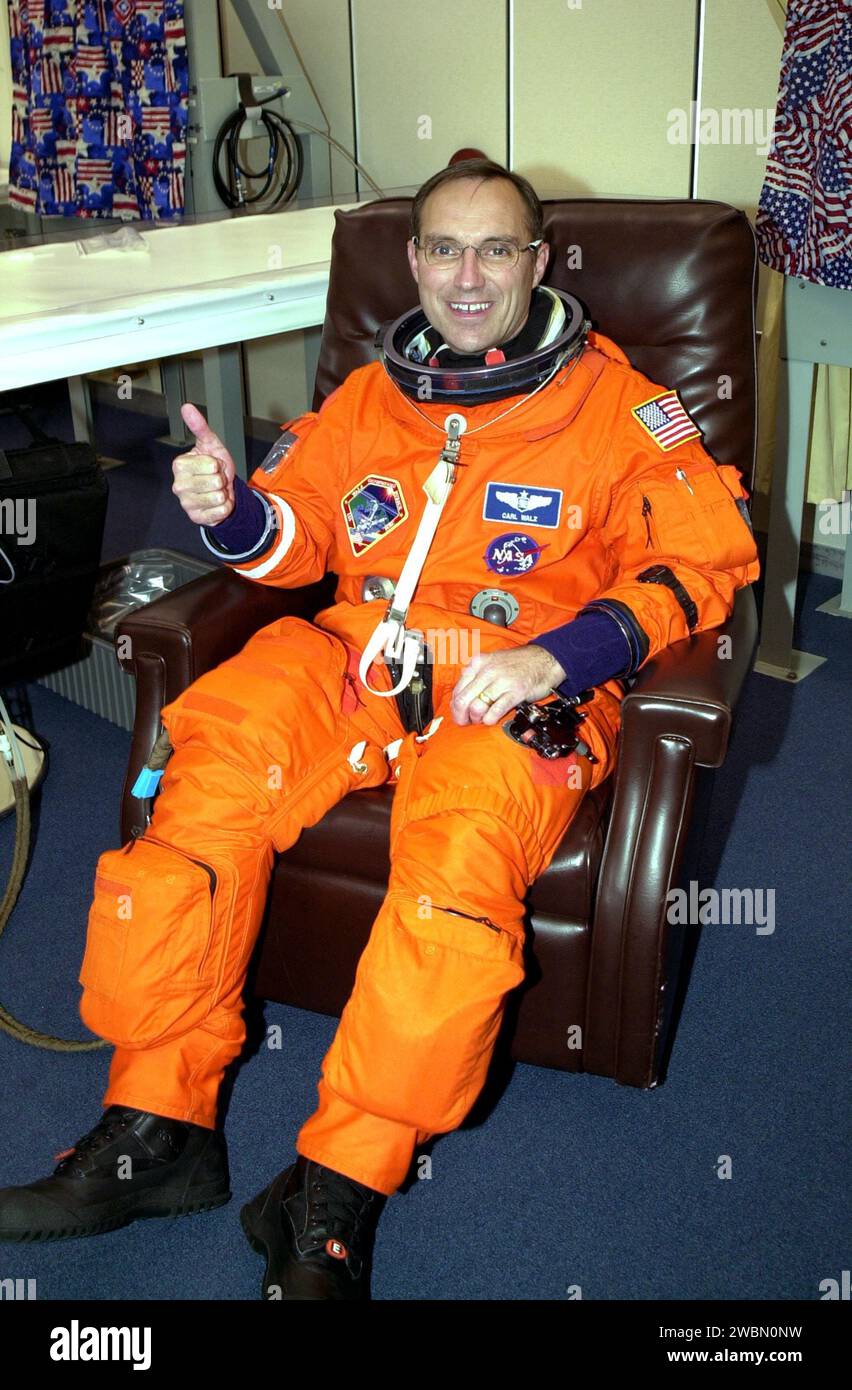 KENNEDY SPACE CENTER, Fla. -- During suitup, Expedition 4 crew member ...