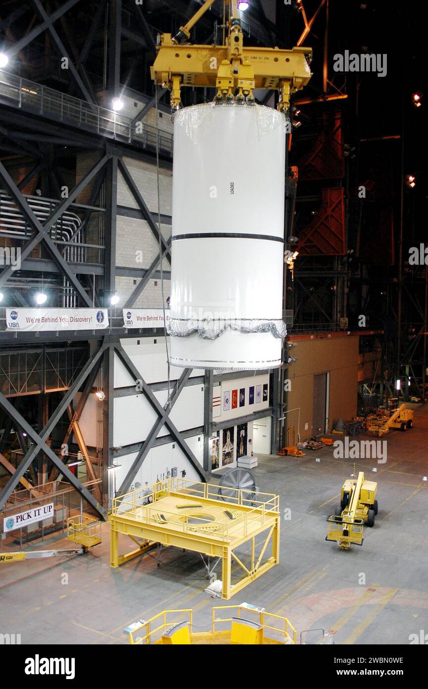 KENNEDY SPACE CENTER, FLA. - In the transfer aisle of the Vehicle ...