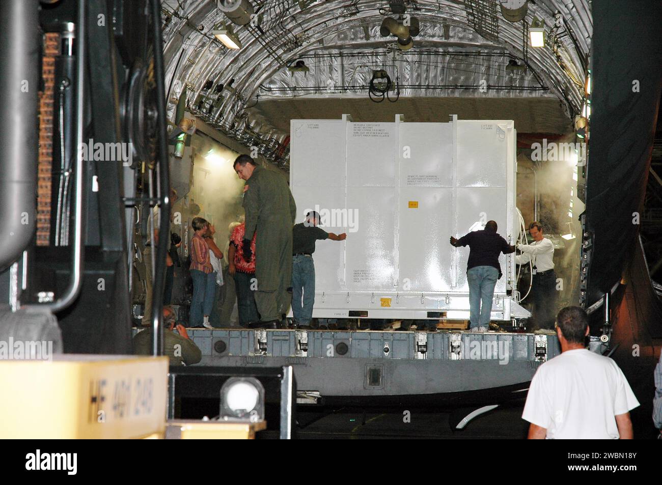 KENNEDY SPACE CENTER, FLA. - In the U.S. Air Force C-17 cargo plane at ...