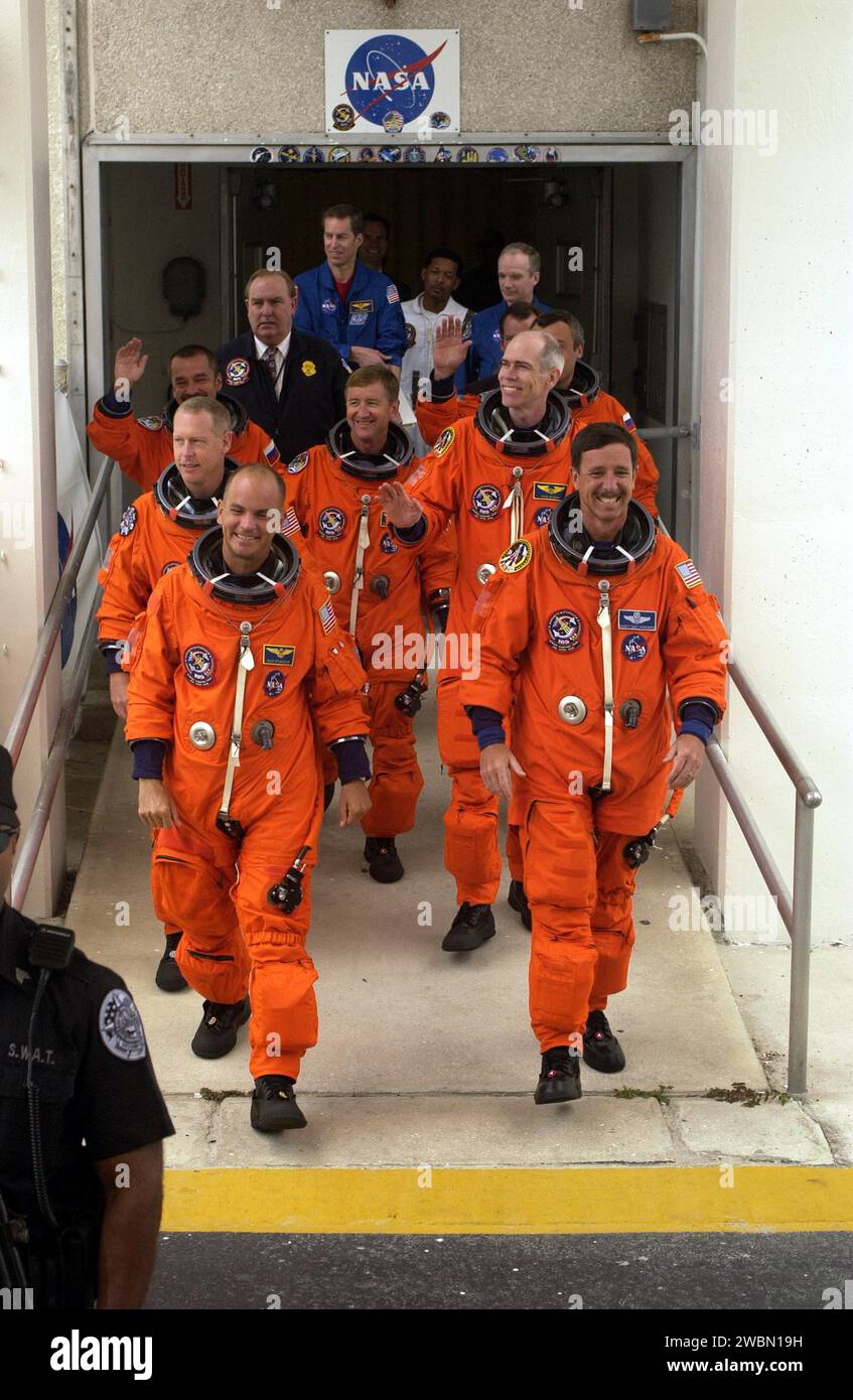 KENNEDY SPACE CENTER, Fla. -- The STS-105 and Expedition Three (E3) crews are smiling as they ...