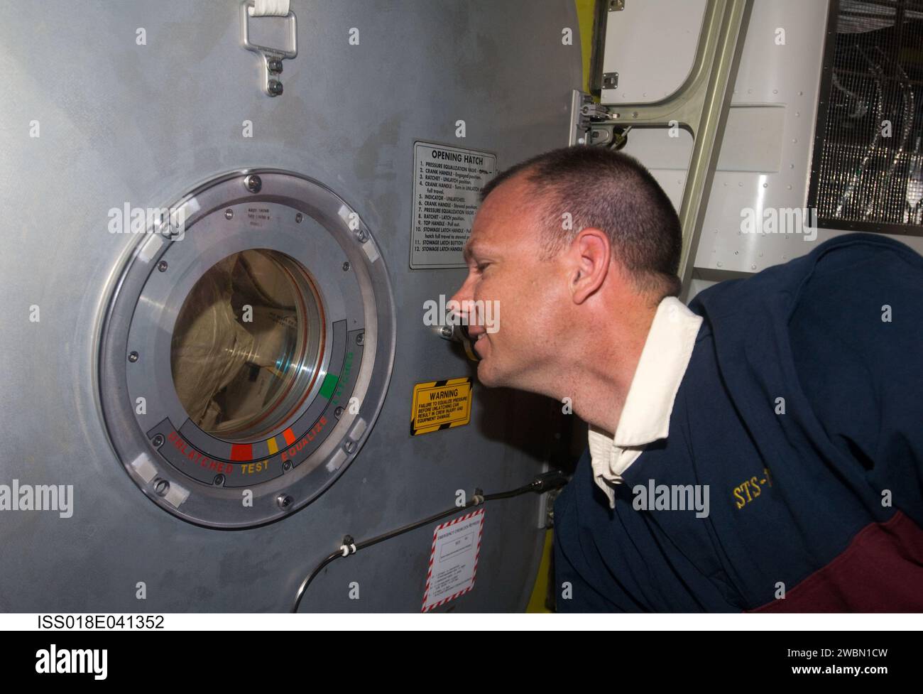 Space shuttle door hi-res stock photography and images - Alamy
