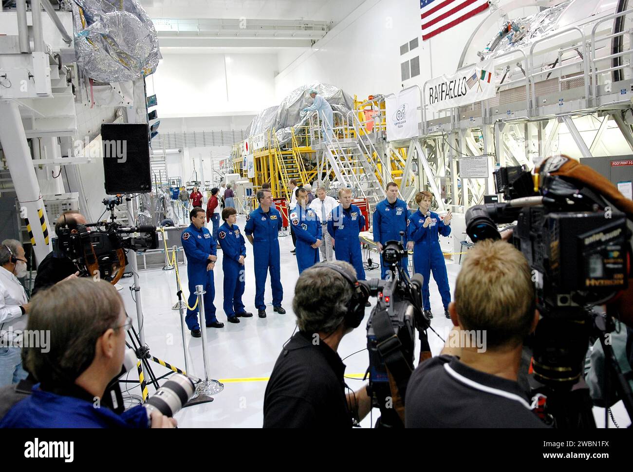KENNEDY SPACE CENTER, FLA. - Photographers and journalists gather in the Space Station ...