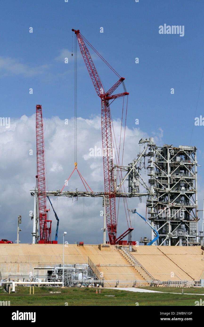 Cape Canaveral, Fla. -- Workers using a large crane remove the access ...